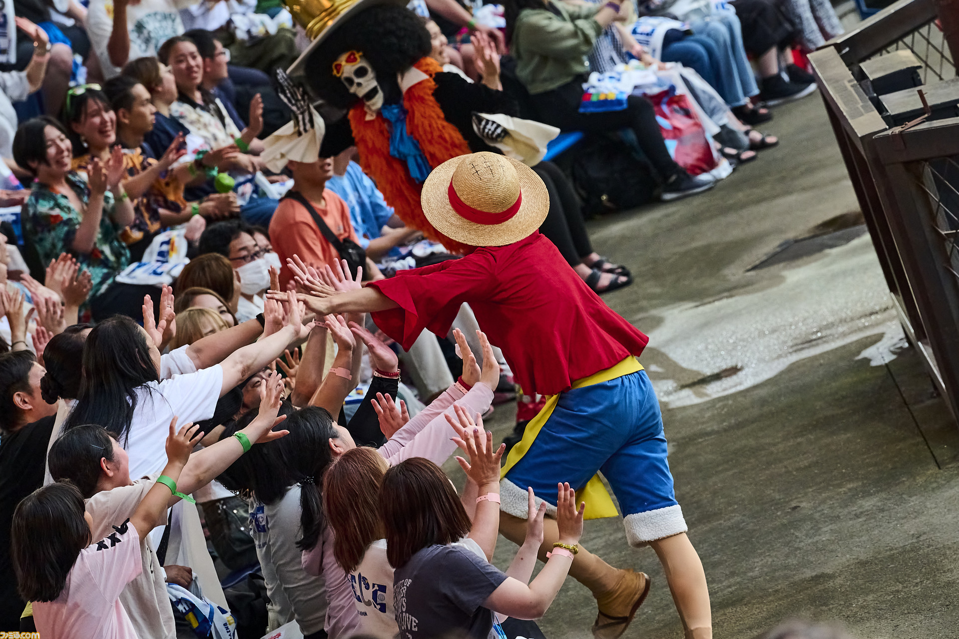 【USJ】『ワンピース』の夏イベントが開催。オリジナルストーリーのライブショーが行われ、麦わらの一味とのハイタッチが4年ぶりに復活 | ゲーム・エンタメ最新情報のファミ通.com